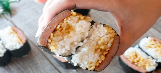 Ono Hawaiian BBQ 慶祝 National Spam Musubi Day，午餐肉飯糰半價，還有機會贏驚喜禮包（8/8） • 哇 ...